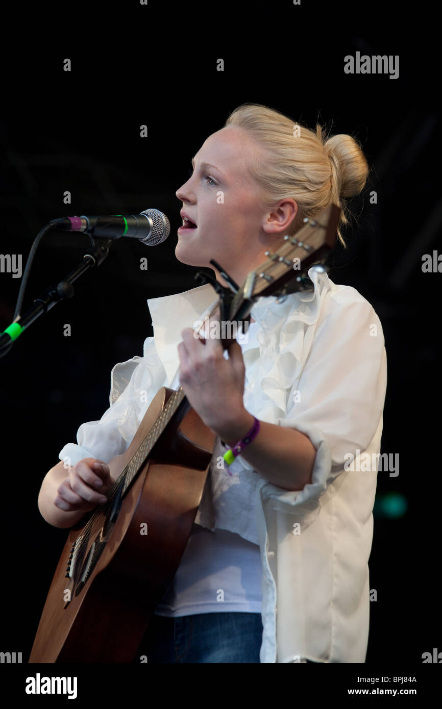 Laura marling playing guitar hi-res stock photography and images - Alamy