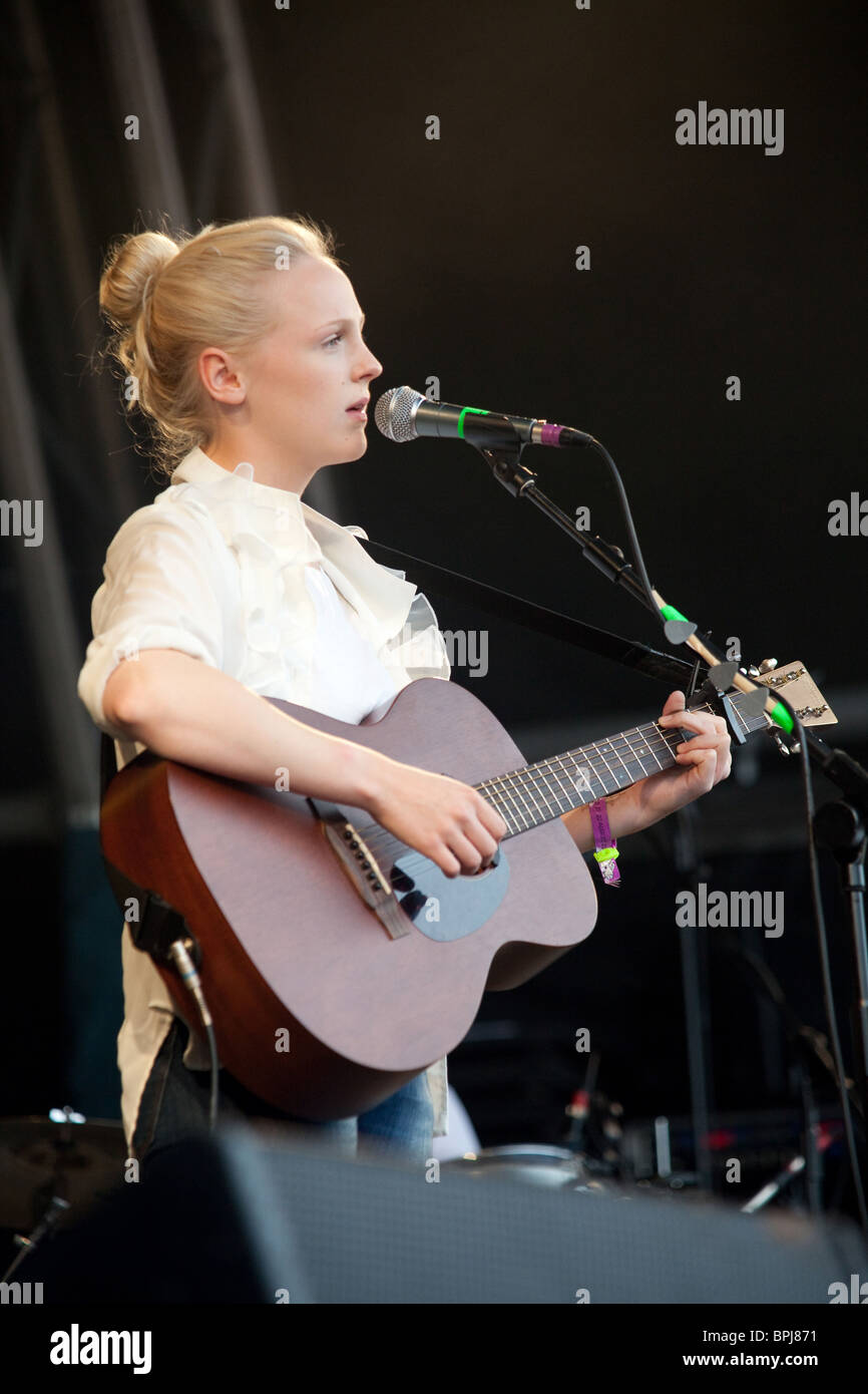Laura marling playing guitar hi-res stock photography and images - Alamy