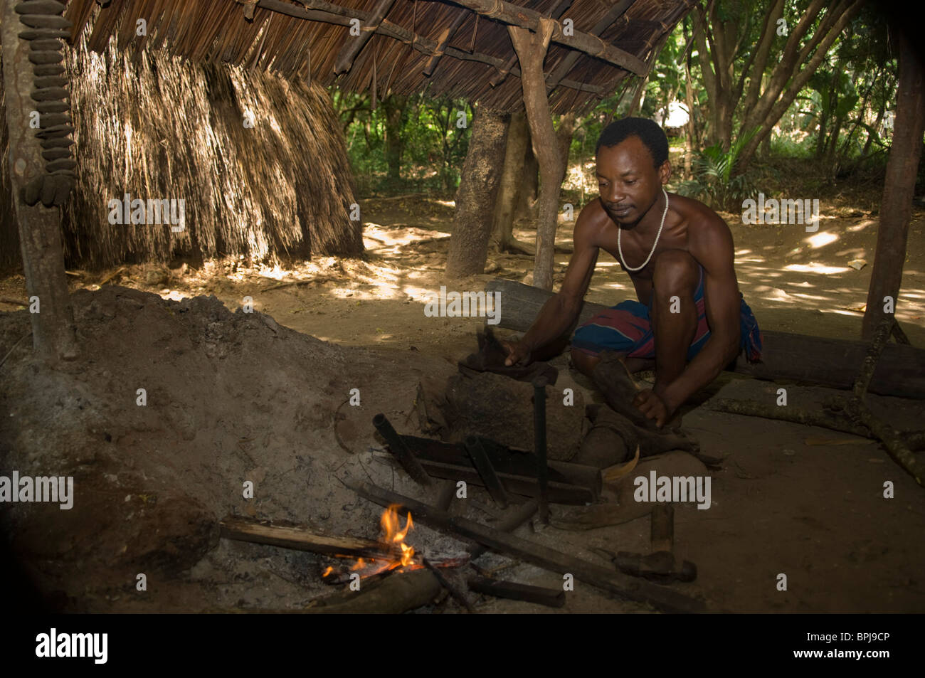 Mijikenda blacksmith, Ngomongo village, Kenya Stock Photo - Alamy