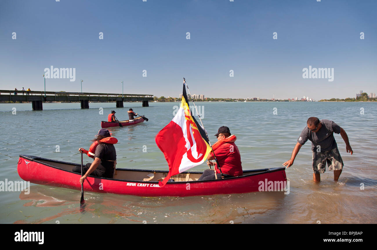Indian canoes hi-res stock photography and images - Alamy