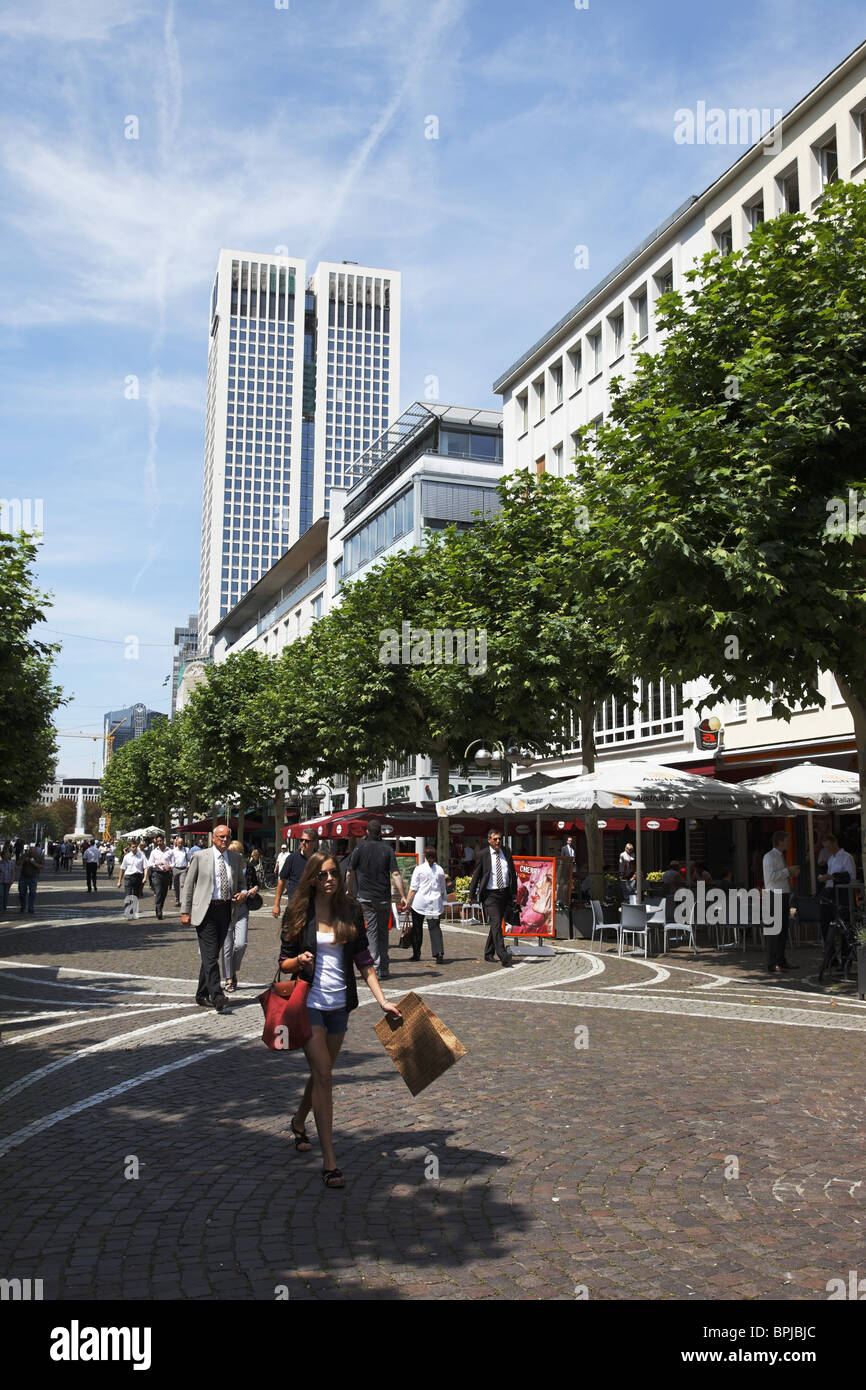 People strolling along Fressgasse, Frankfurt am Main, Hesse, Germany ...
