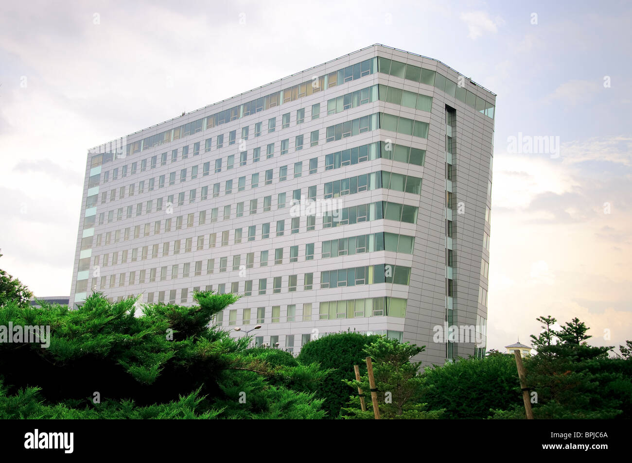 Modern office building side Stock Photo - Alamy