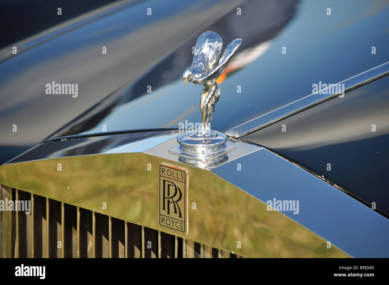Rolls Royce radiator and mascot Stock Photo - Alamy