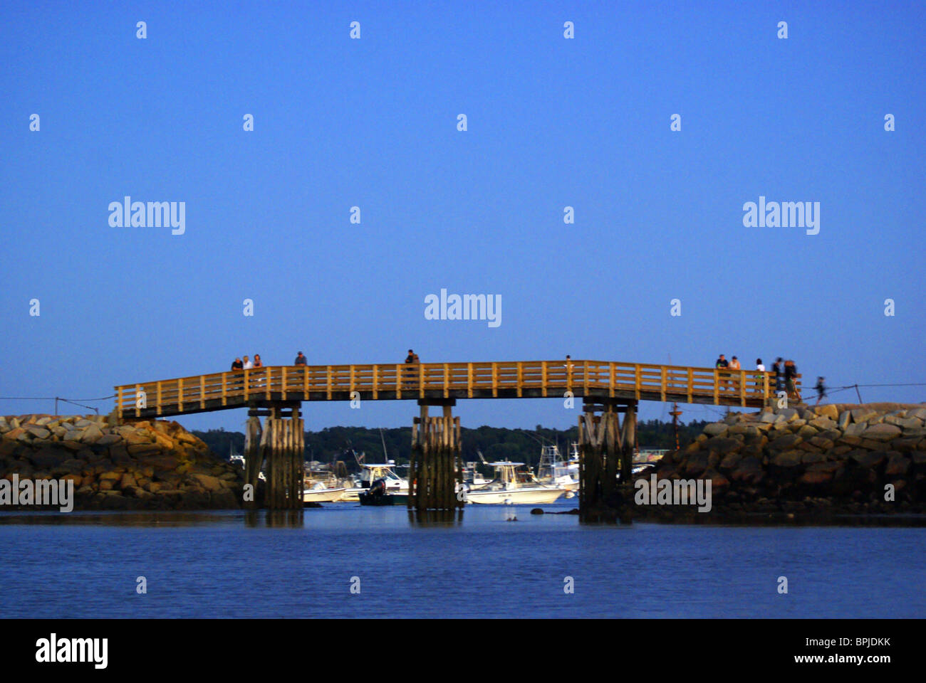 Glass pedestrian walk over bridge hi-res stock photography and images ...