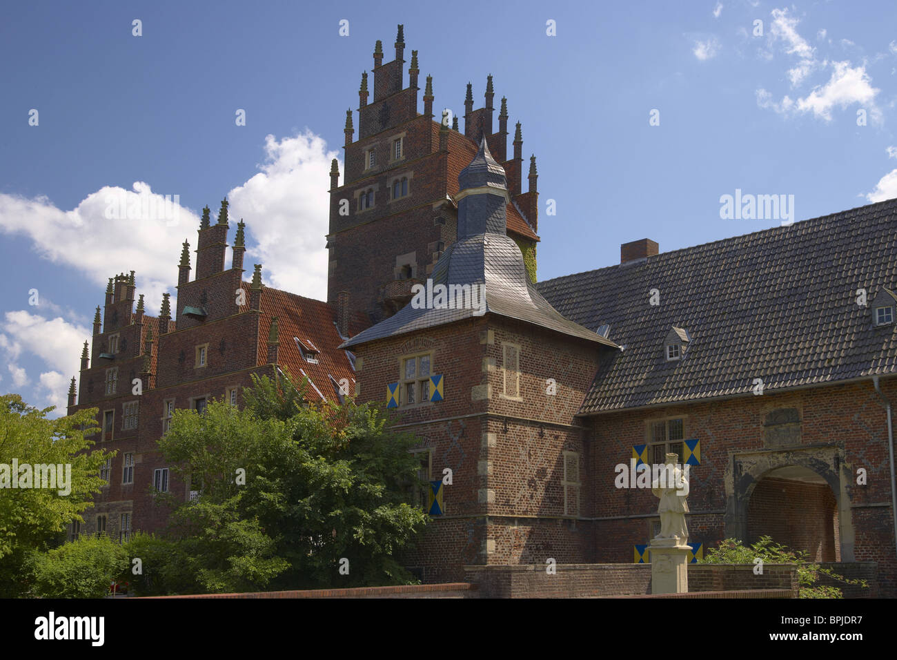 Former castle Heessen (since about 1360), Nowadays boarding school ...