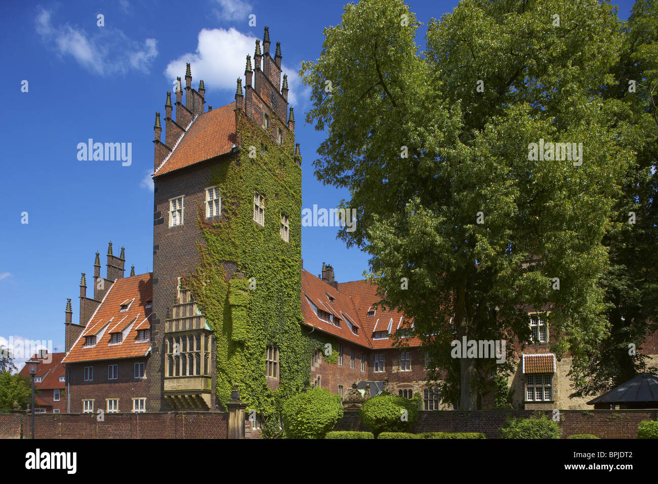 Former castle Heessen (since about 1360), Nowadays boarding school ...