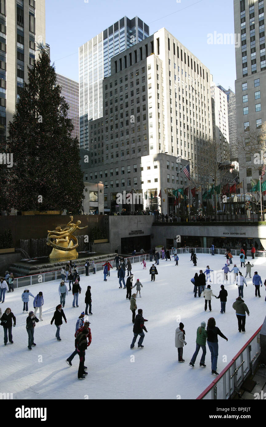 Ice skating at the Rockefeller Center, New York, USA Stock Photo - Alamy