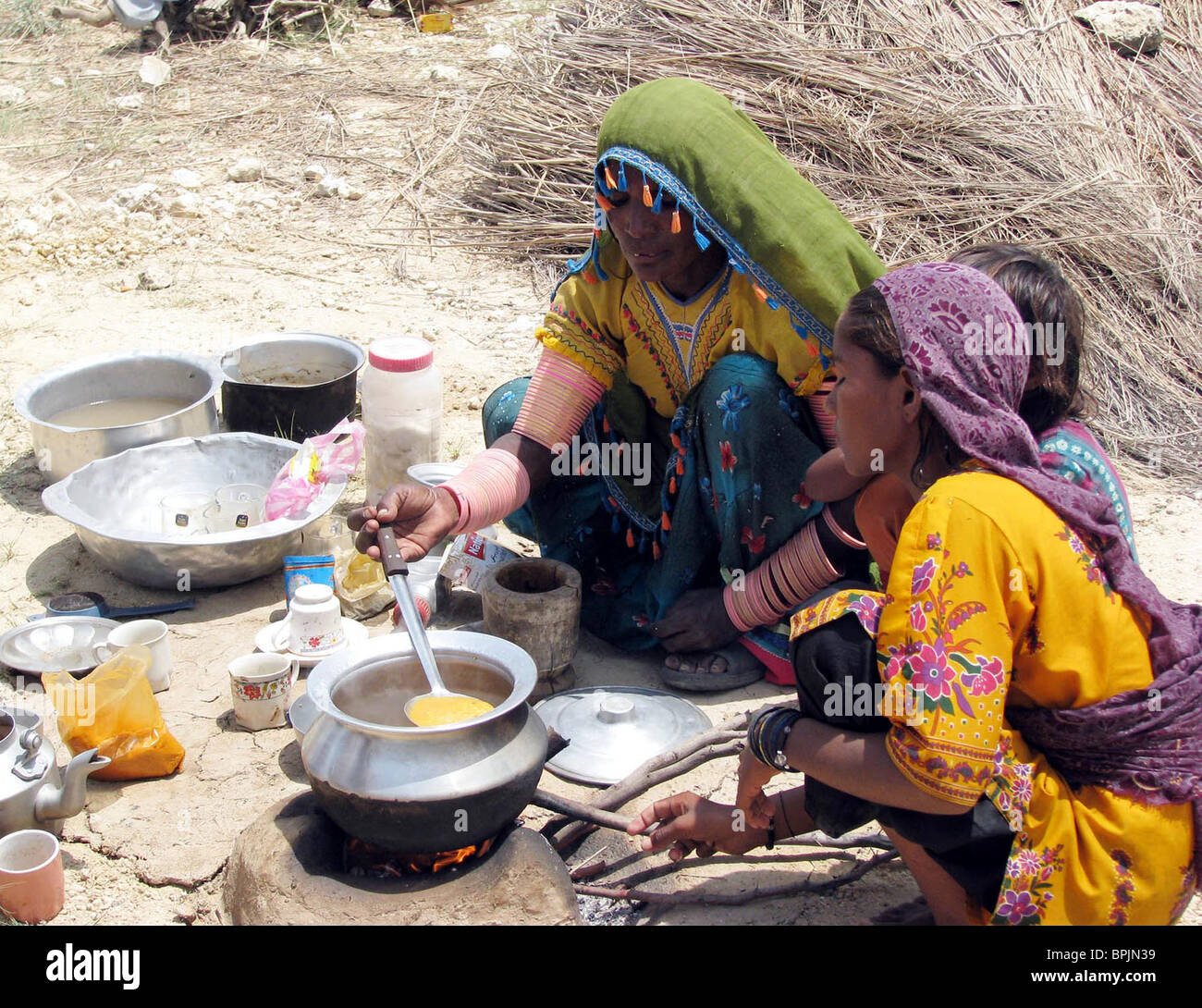 Flood effects of Kosohar Phawar Goth cooking food for her family at ...