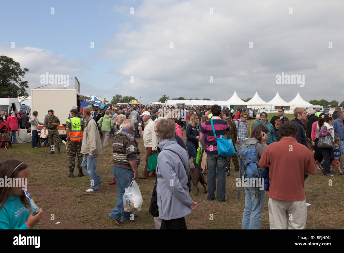 Crowd scene hi-res stock photography and images - Alamy