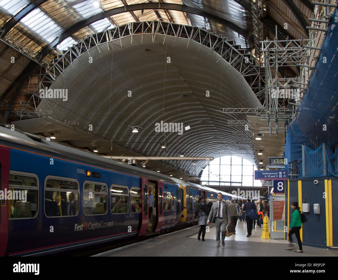 Kings Cross Mainline Station - London Stock Photo - Alamy