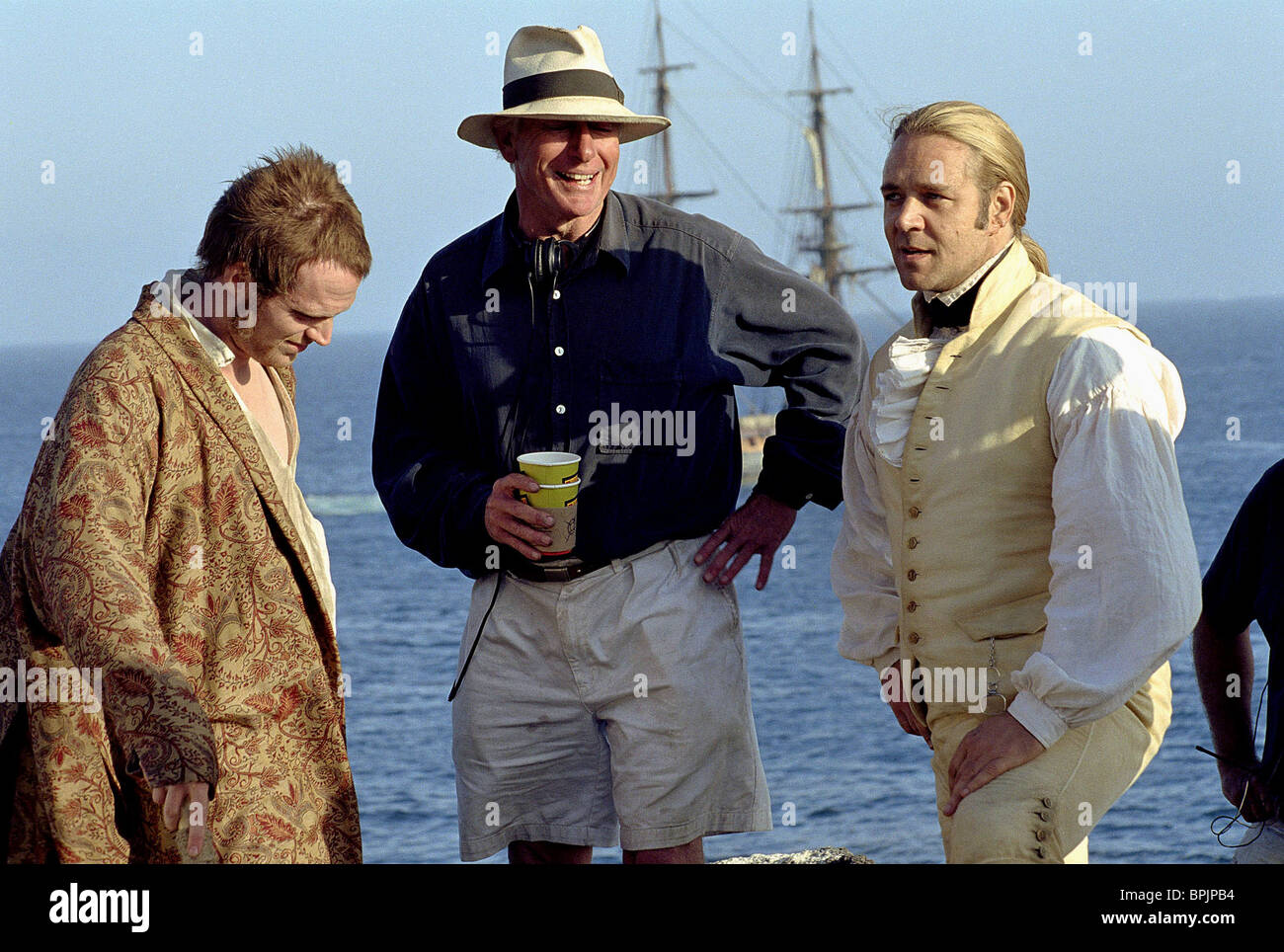 PAUL BETTANY PETER WEIR & RUSSELL CROWE MASTER AND COMMANDER: THE Stock ...