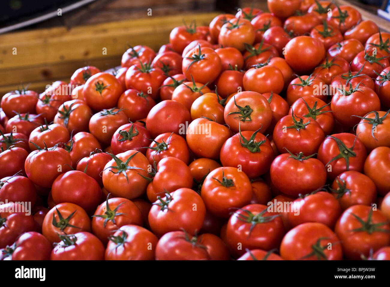 Tomatoes stacked in vegetables market hi-res stock photography and ...