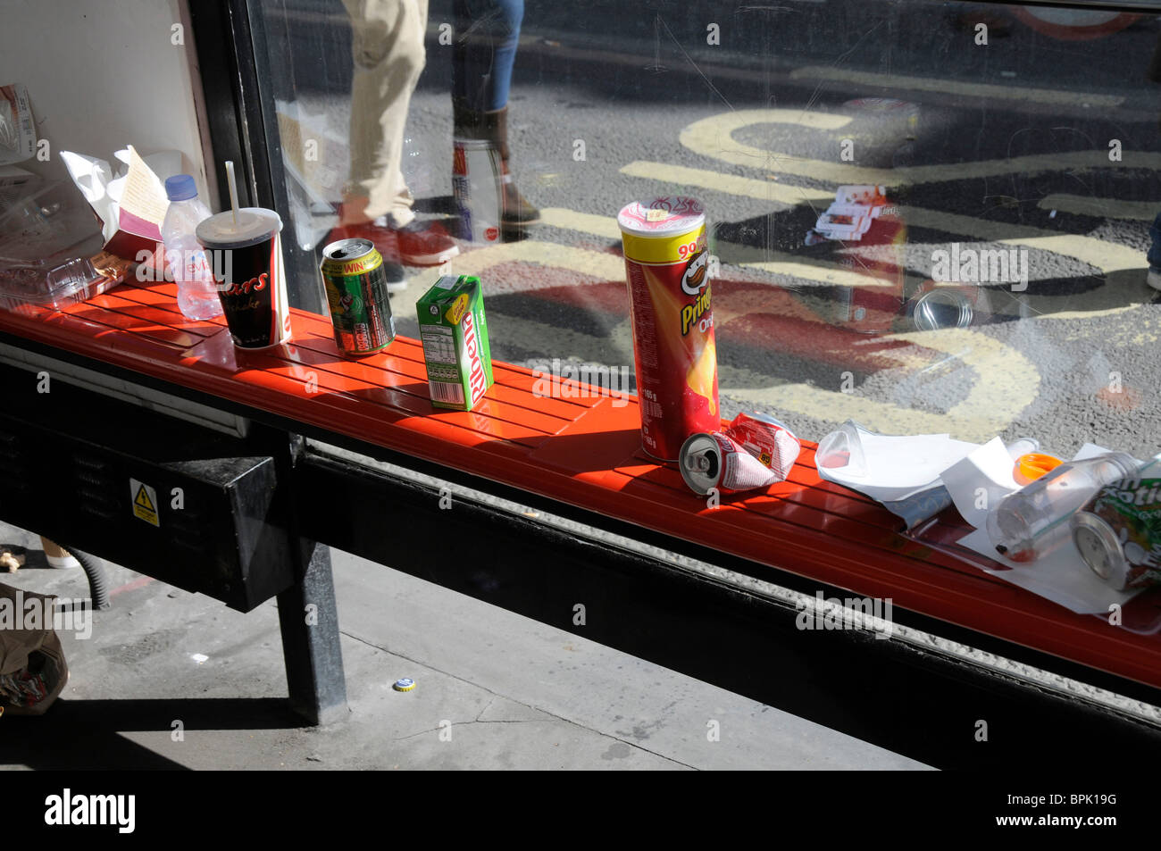 Waste rubbish bus stop dancer hi-res stock photography and images - Alamy