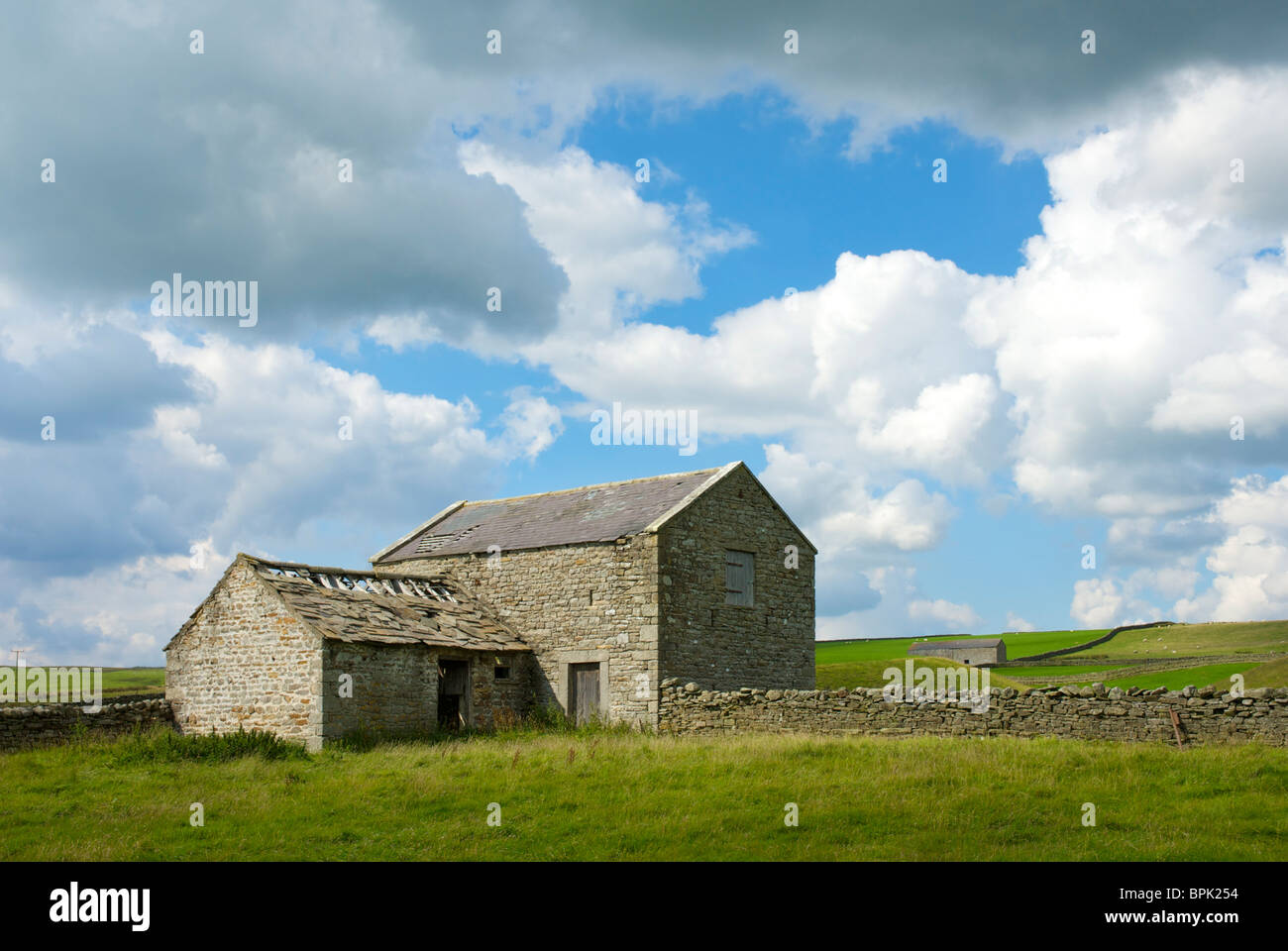 Field barn hi-res stock photography and images - Alamy