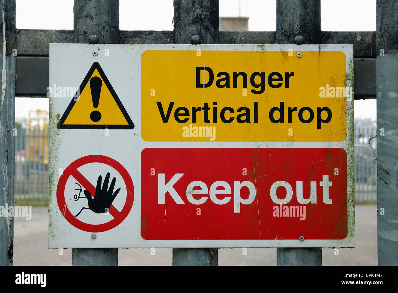 warning sign on gates Stock Photo - Alamy