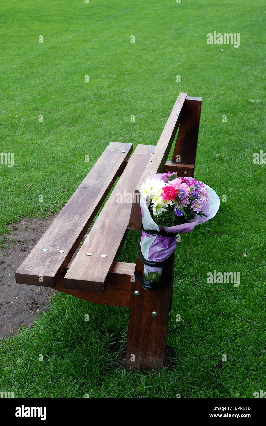 Bench with flowers england uk Stock Photo - Alamy