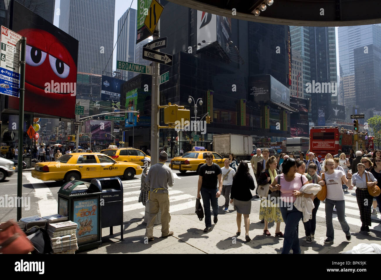 Street scene on Times Square, Broadway, Downtown Manhattan, New York ...