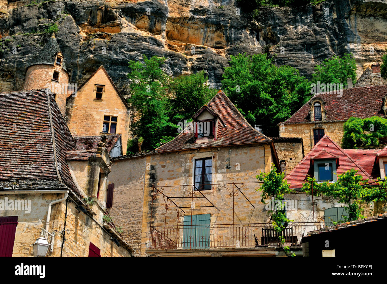 France: La Roque Gageac is built into the rocks Stock Photo - Alamy