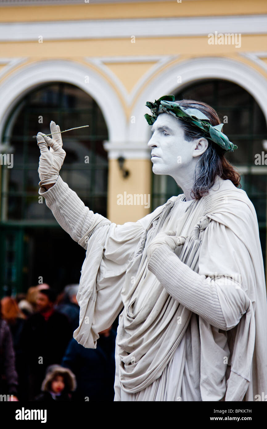 Human statue performance hi-res stock photography and images - Alamy
