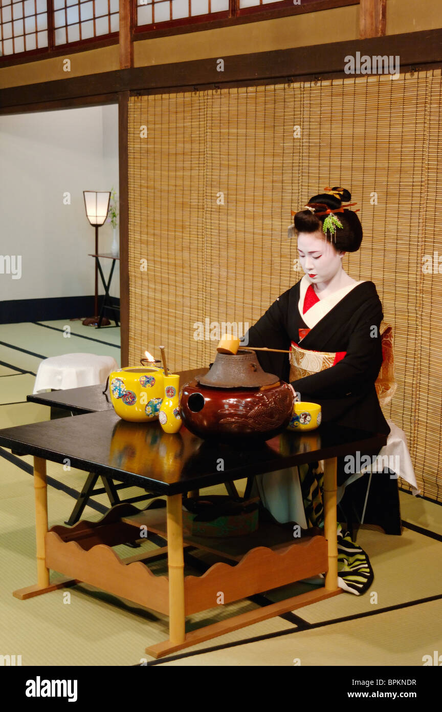 Geisha, Pontocho Kaburenjo Theatre, Kyoto, Japan Stock Photo - Alamy