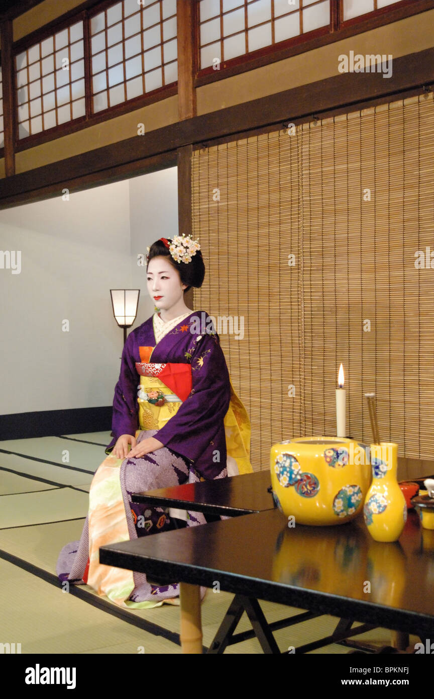 Geisha, Pontocho Kaburenjo Theatre, Kyoto, Japan Stock Photo - Alamy