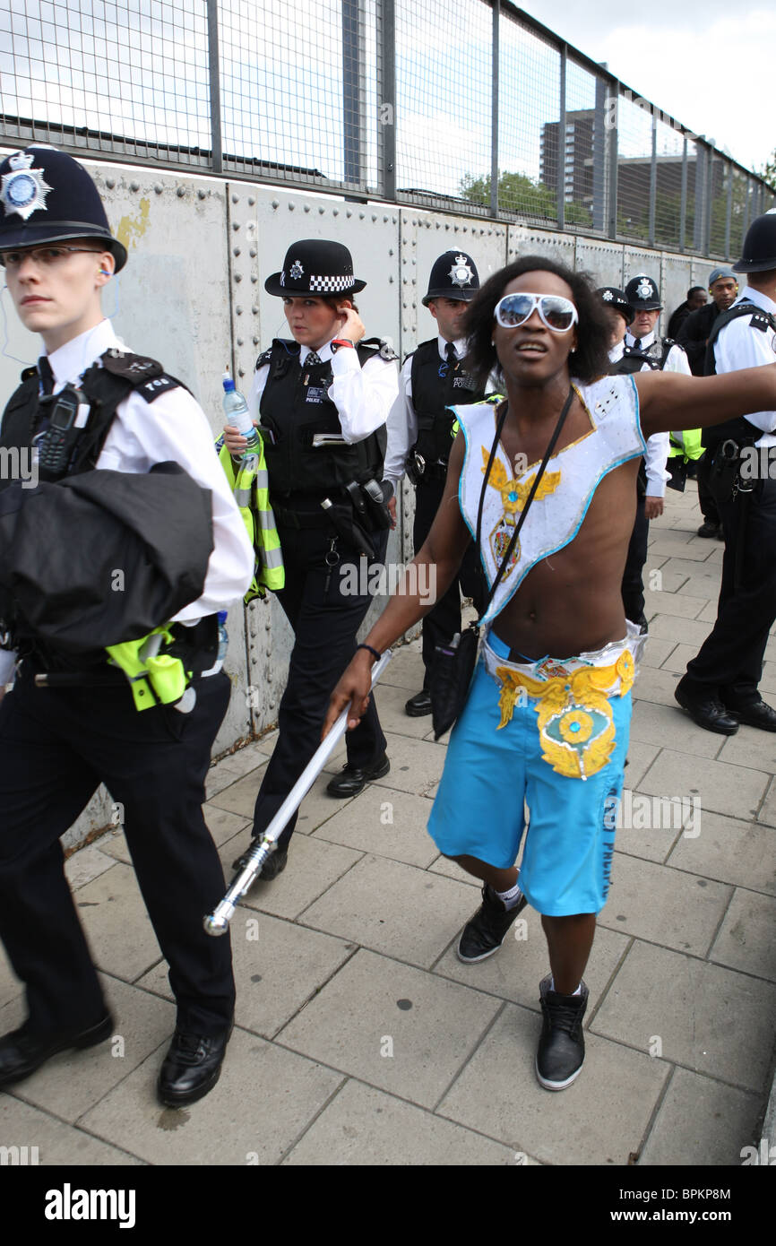 Notting hill carnival police dancing hi-res stock photography and ...