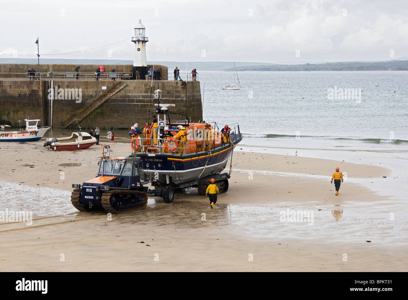 Rnli lifeboat and launch tractor hi-res stock photography and images ...