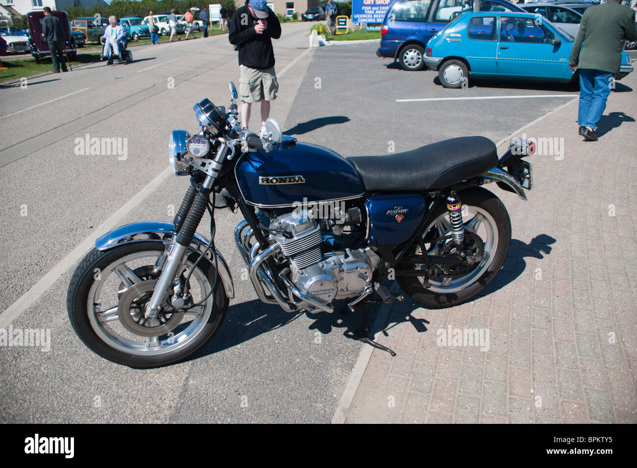 People enjoying a classic car show at the Lizard in Cornwall. Bank ...
