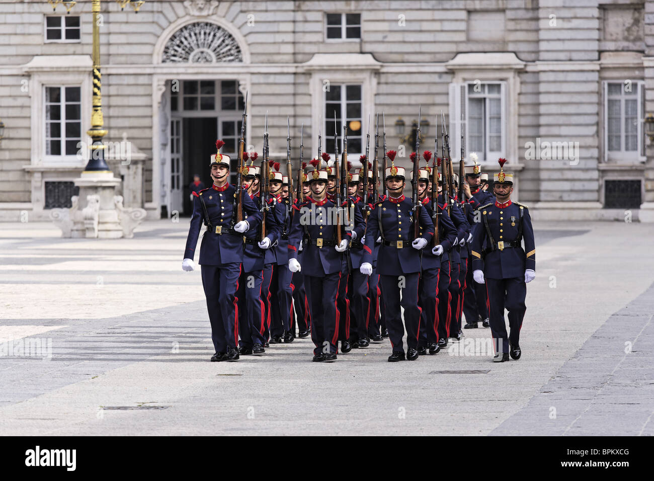 Palace guards hi-res stock photography and images - Alamy