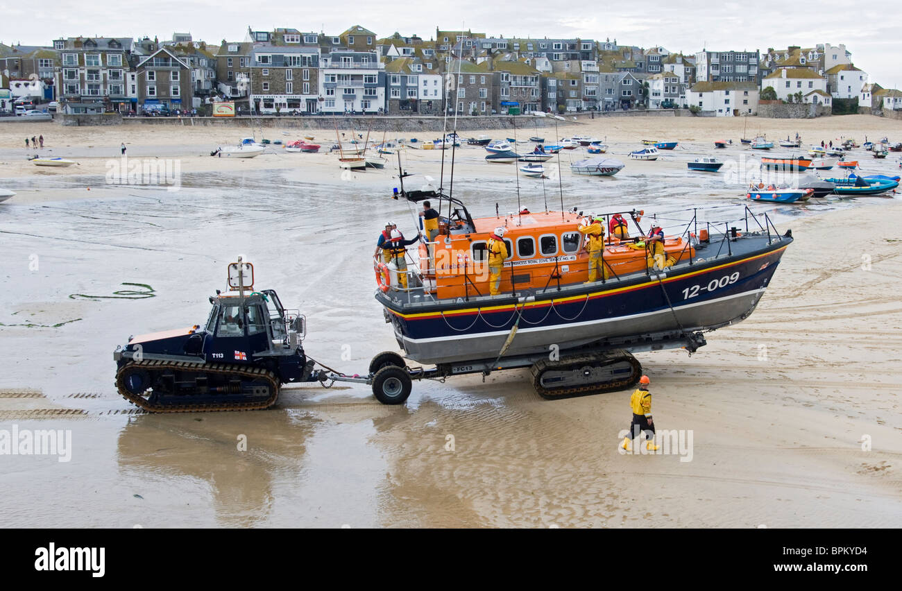 Lifeboat launch hi-res stock photography and images - Alamy