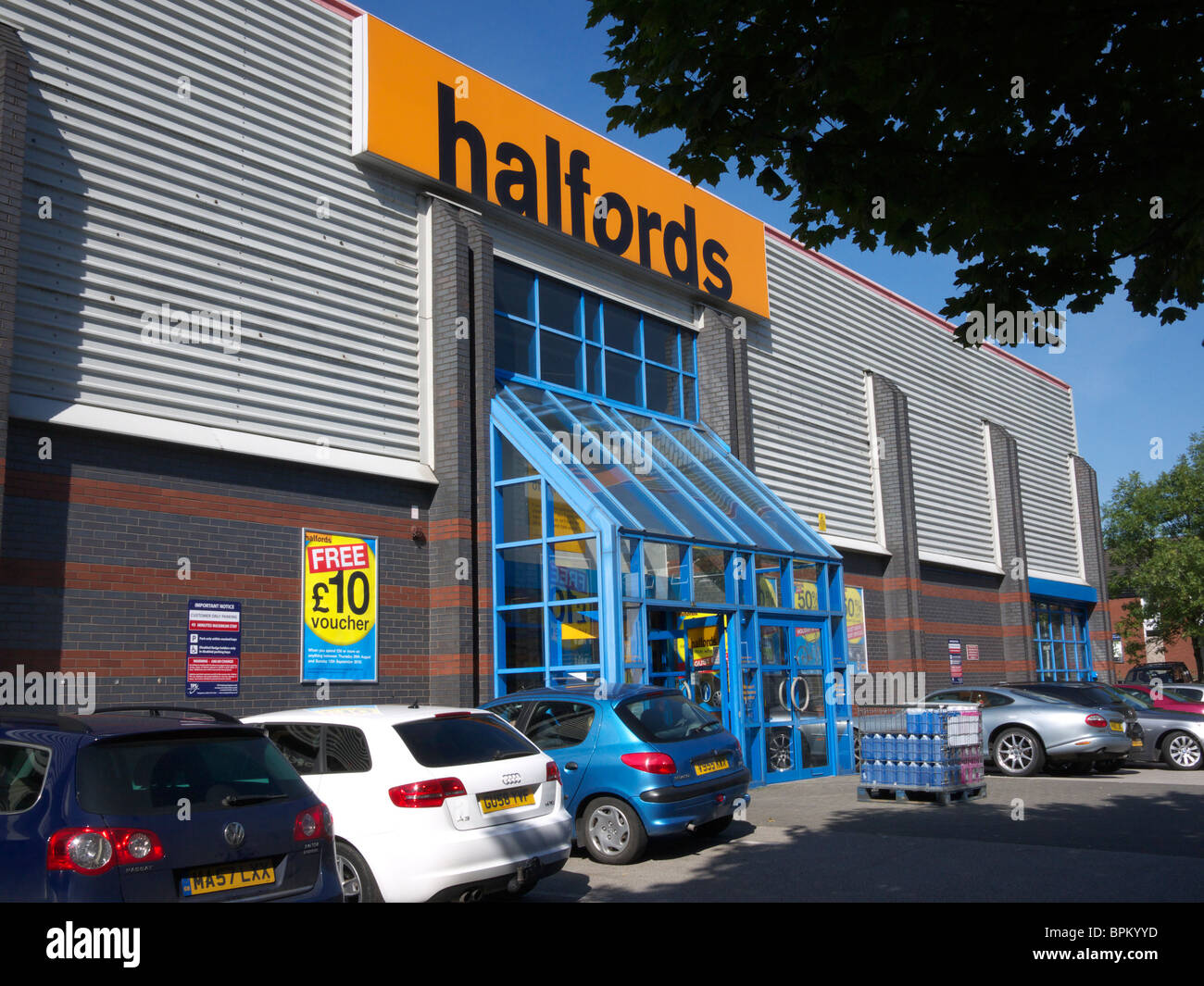 Halfords store hi-res stock photography and images - Alamy