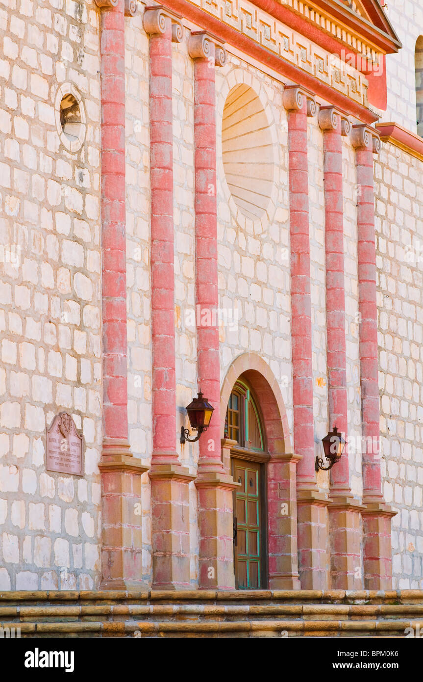 The main entrance at the Santa Barbara Mission (Queen of the missions ...