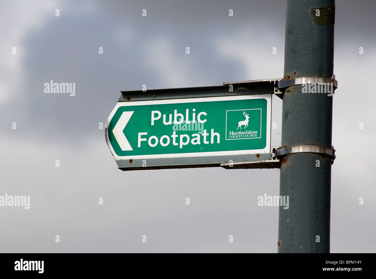 Public footpath direction arrow hi-res stock photography and images - Alamy