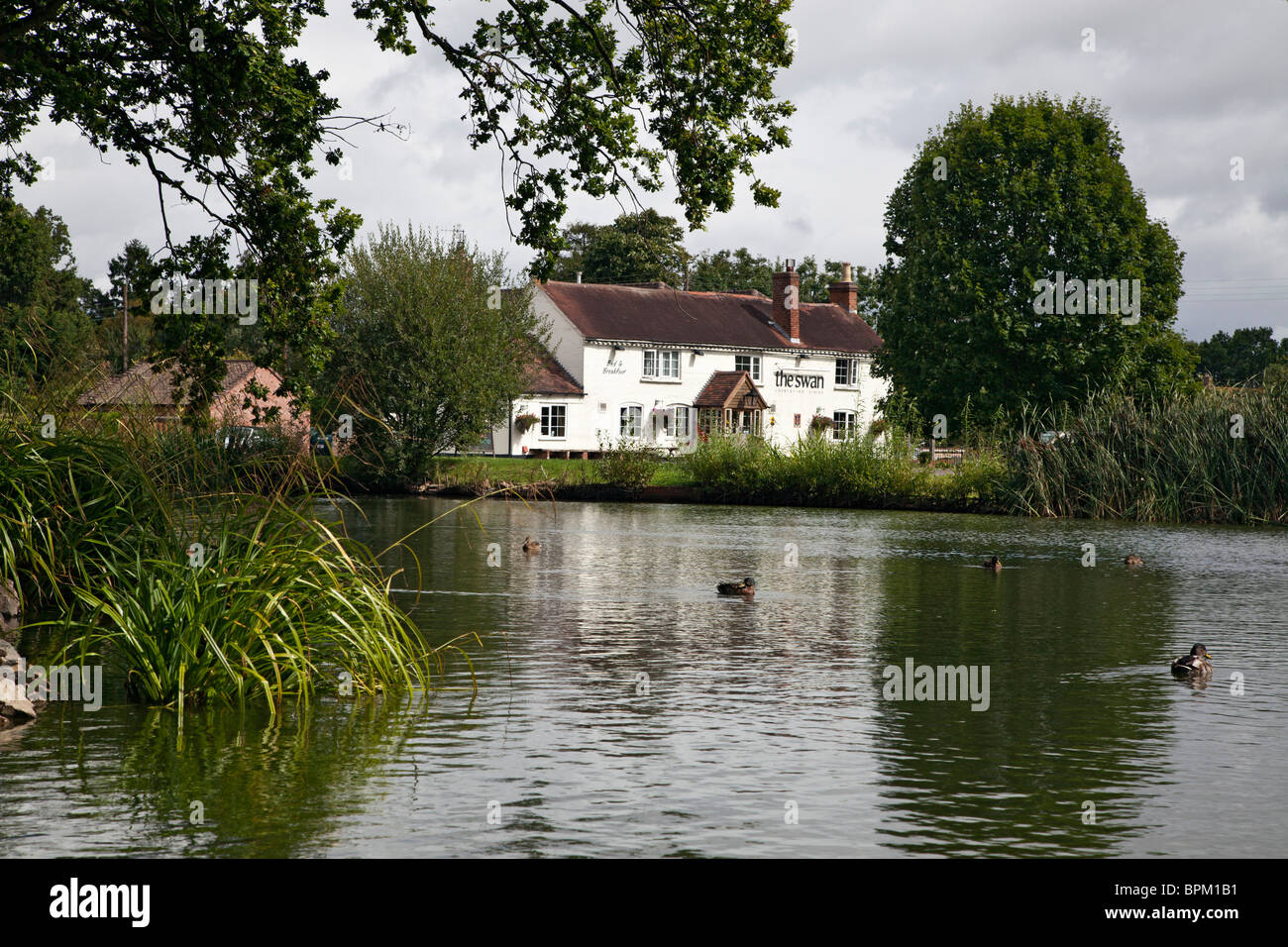 The duck pond and Swan pub in the village of Hanley Swan ...