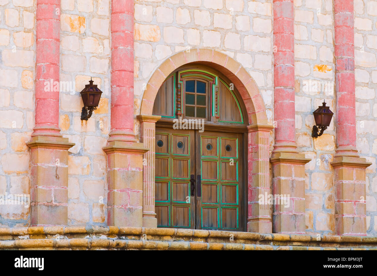 The main entrance at the Santa Barbara Mission (Queen of the missions ...