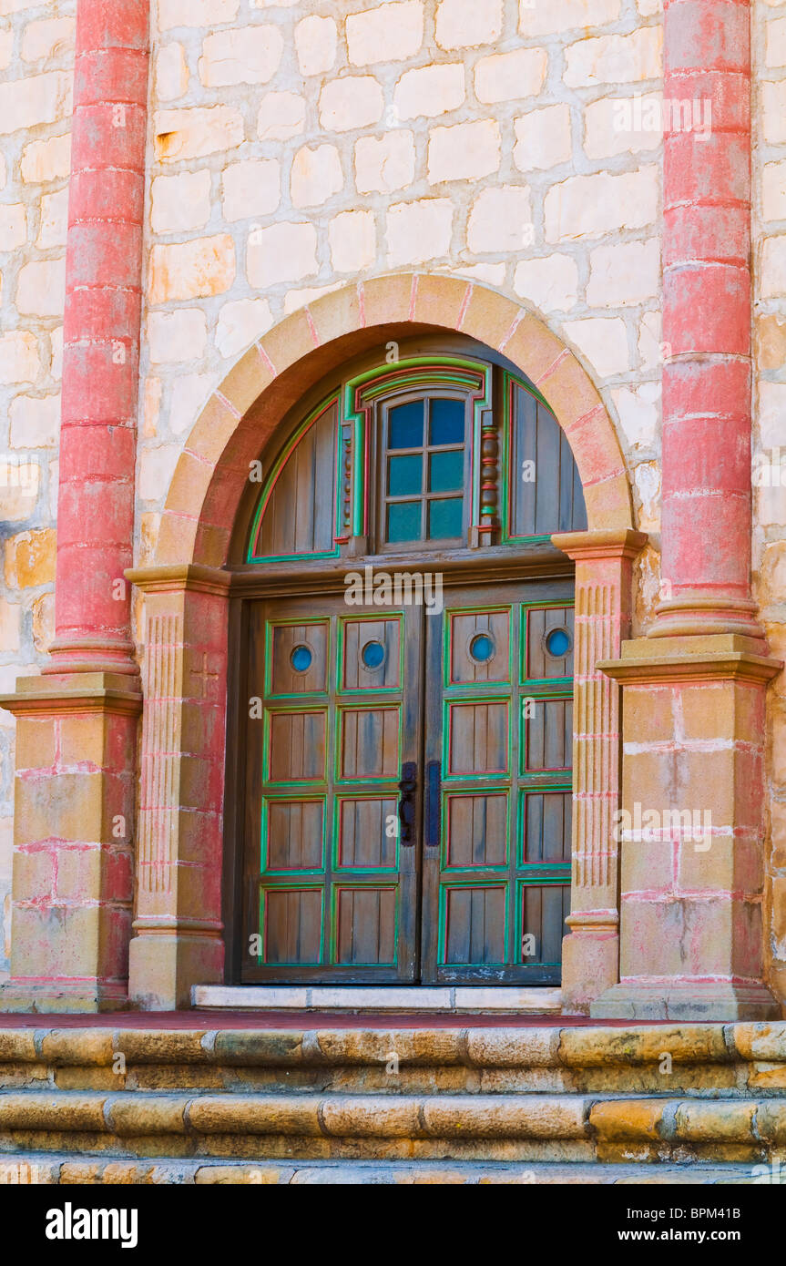 The main entrance at the Santa Barbara Mission (Queen of the missions ...