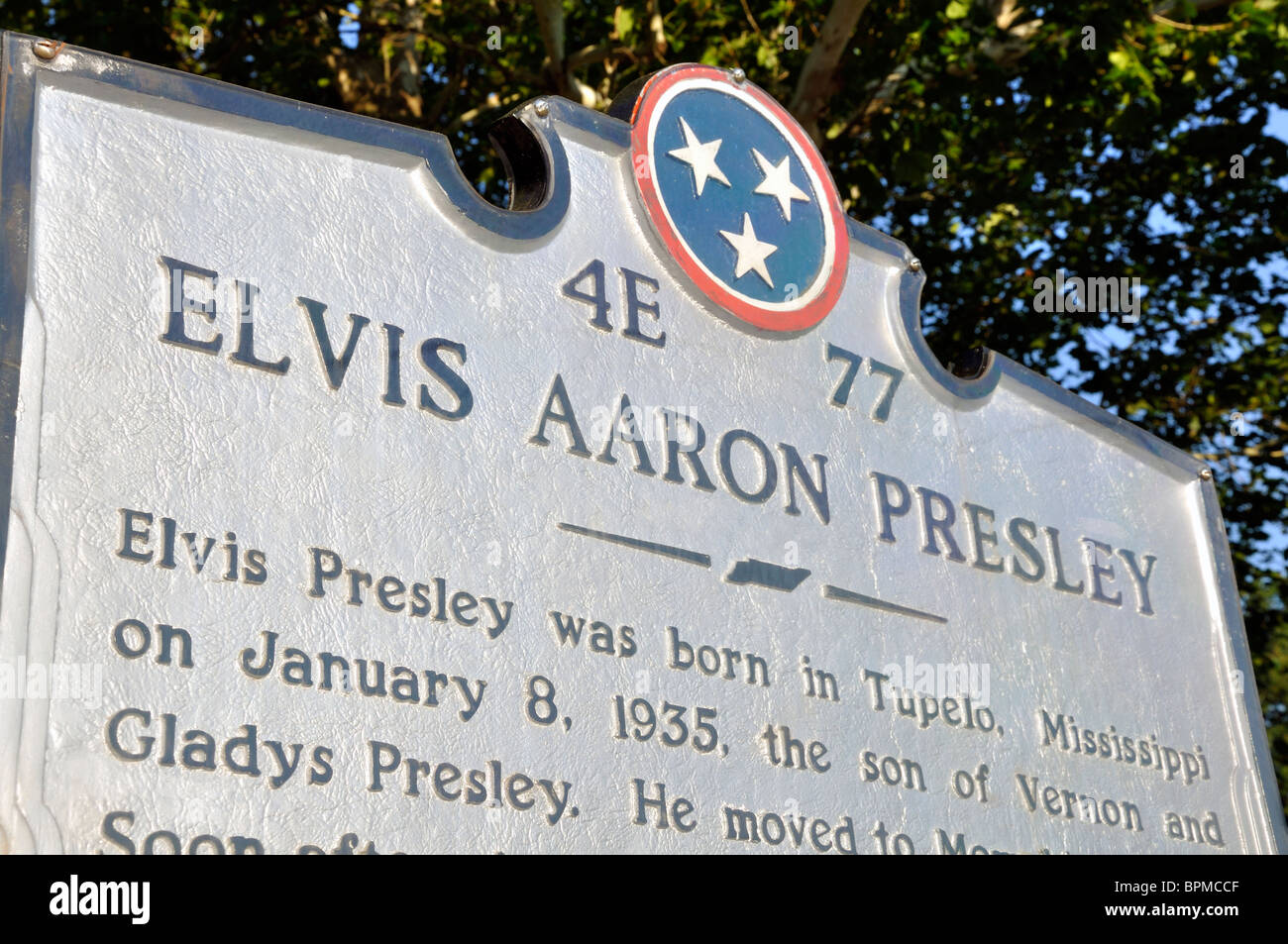 Memorial sign at Elvis Presley's house (Graceland) in Memphis ...
