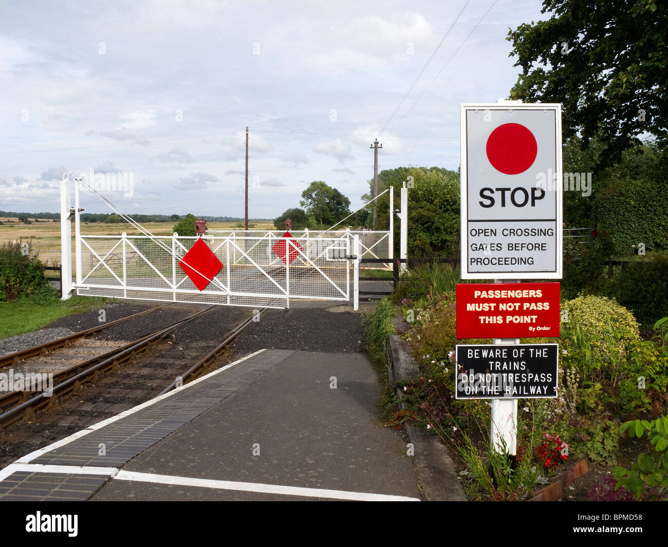 Railway Level Crossing and Warning Sign-1 Stock Photo - Alamy