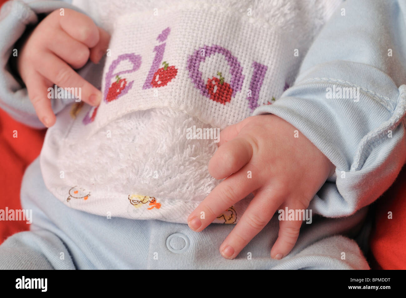 Two weeks old baby hands Stock Photo - Alamy