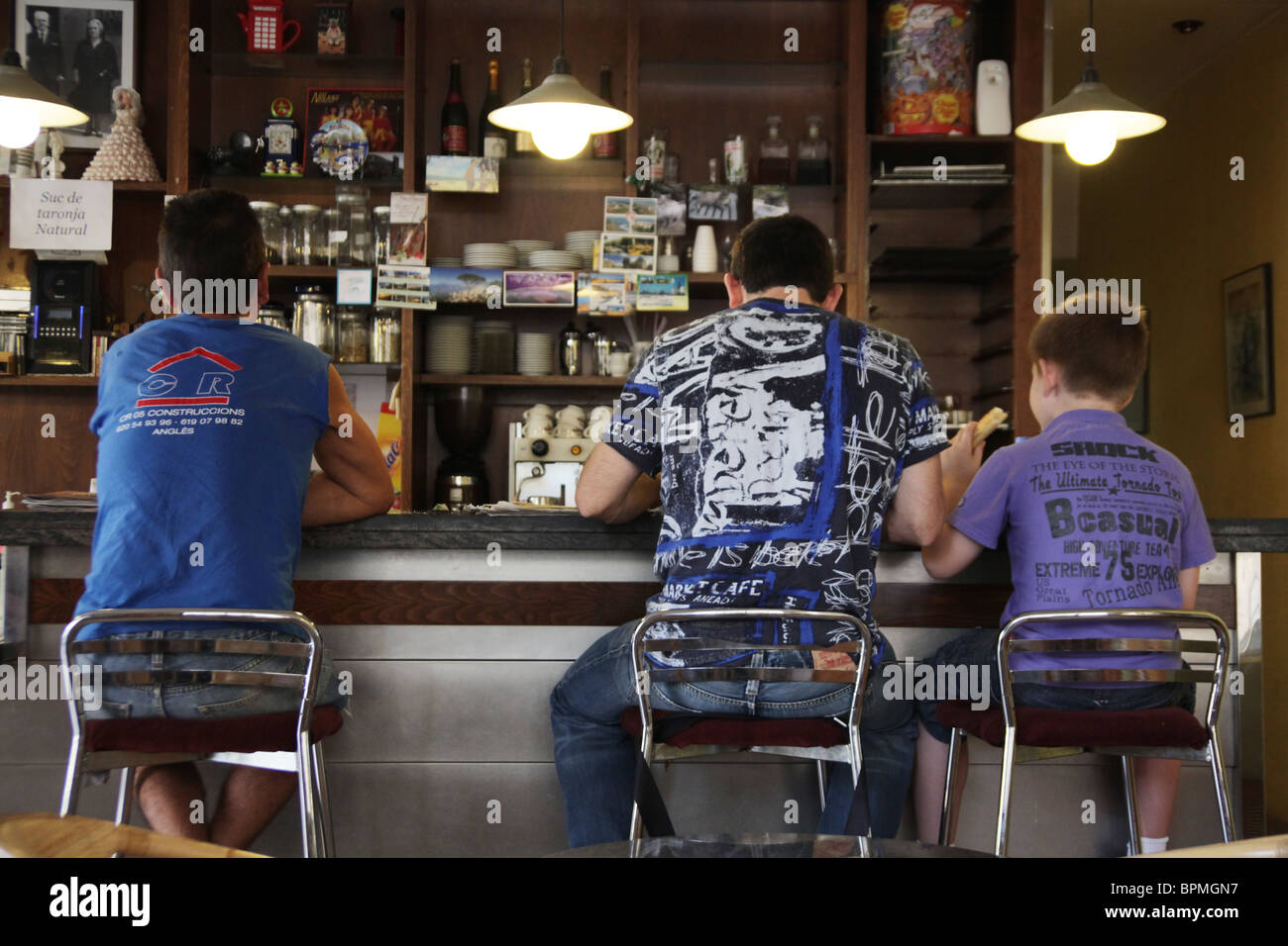 Family in bar hi-res stock photography and images - Alamy