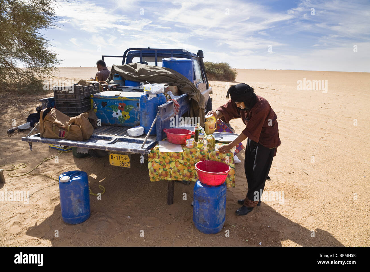 Lunchtime in the libyan desert, Libya, Sahara, North Africa Stock Photo ...