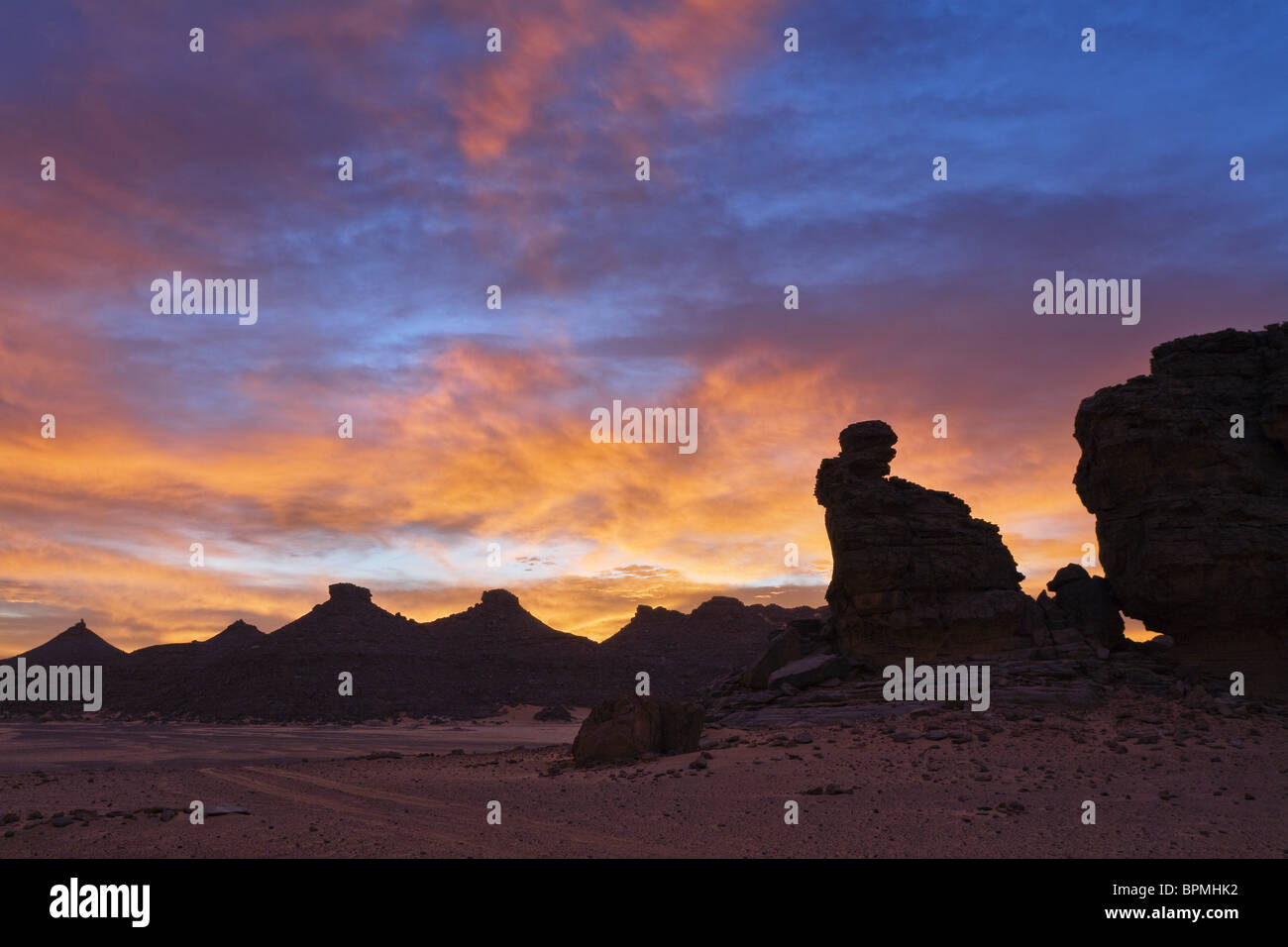 Sunset in the Akakus mountains, Libya, Sahara, North Africa Stock Photo ...