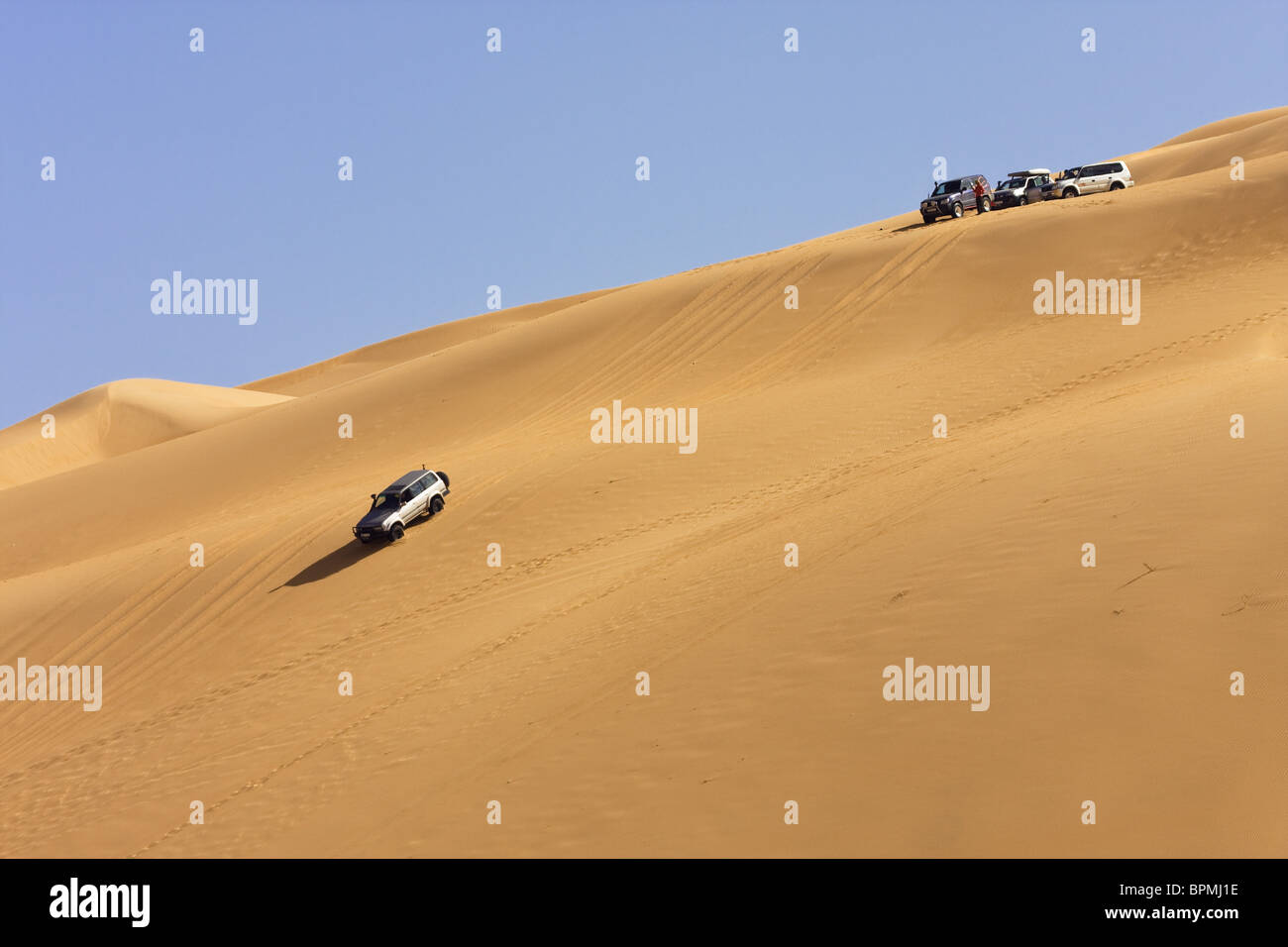 jeep in sandy desert, Libya, Sahara, North Africa Stock Photo - Alamy