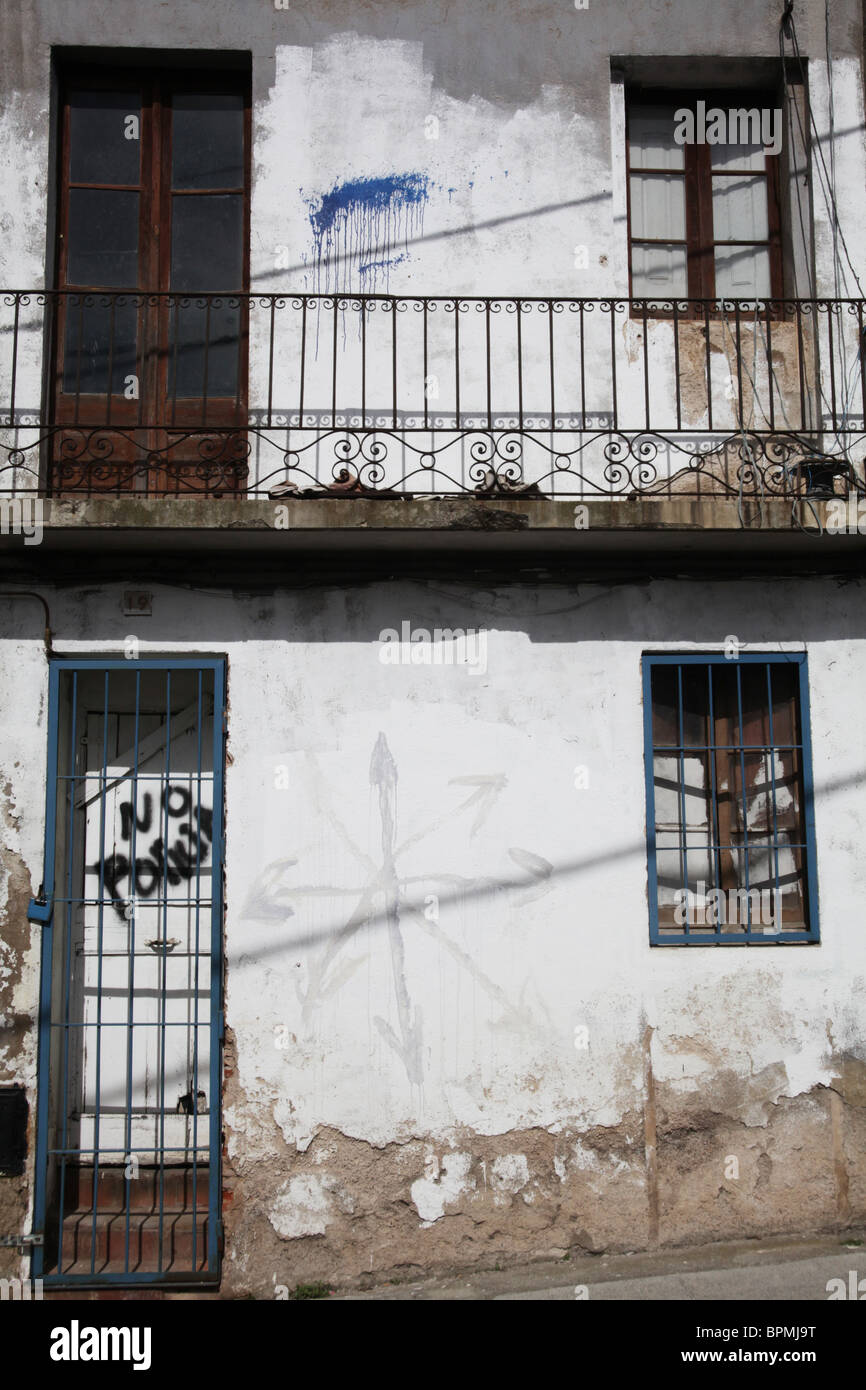 Poor housing hi-res stock photography and images - Alamy