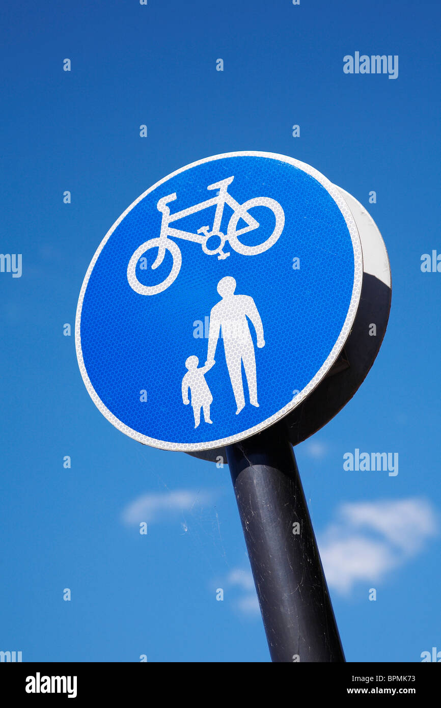Sign for cycleway and footpath Stock Photo - Alamy