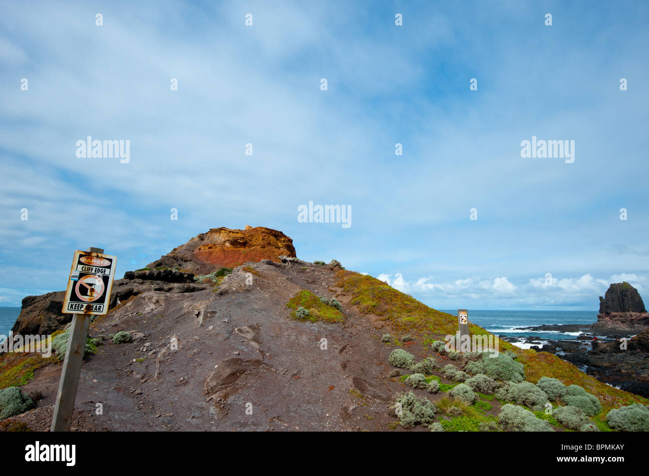 Warning sign of steep drop hi-res stock photography and images - Alamy
