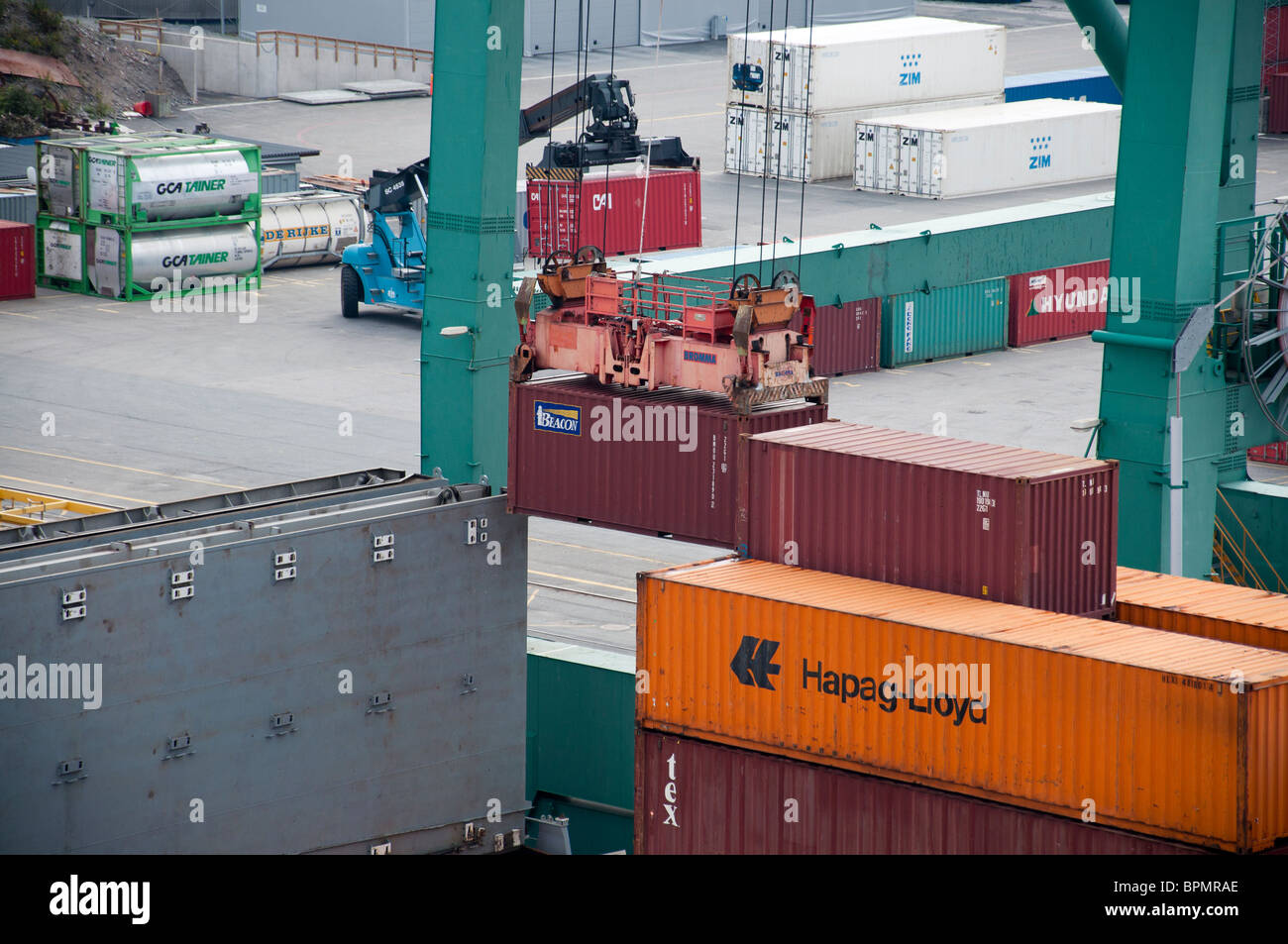 Shipping container being loaded hi-res stock photography and images - Alamy