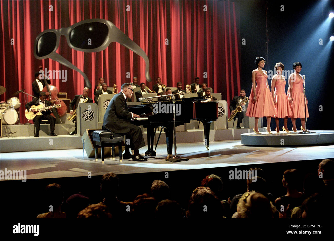 Regina King As Margie Hendricks Film Title Ray Stock Photos & Regina ...