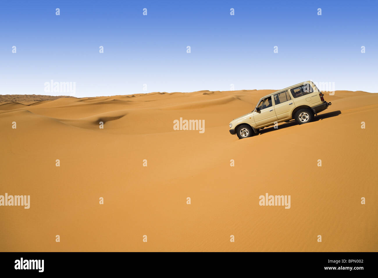 jeep in sandy desert, Libya, Sahara, North Africa Stock Photo - Alamy
