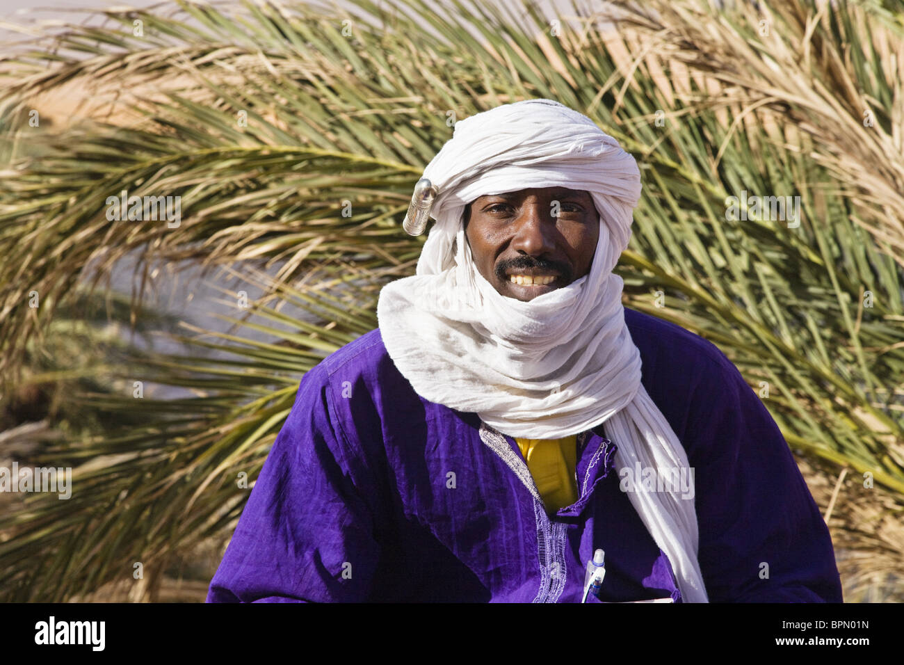 Tuareg selling souvenirs at Mandara Lakes, oasis Um el Ma, libyan ...